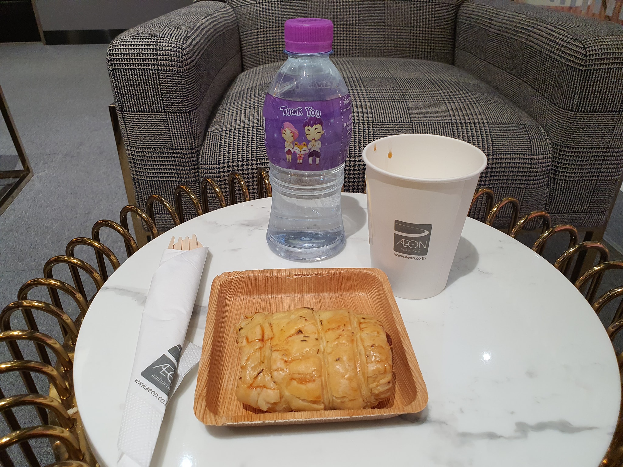รีวิว Aeon Lounge ที่ CTW นั่งชิว กินขนมฟรี – Eat and Travel with Raccoon