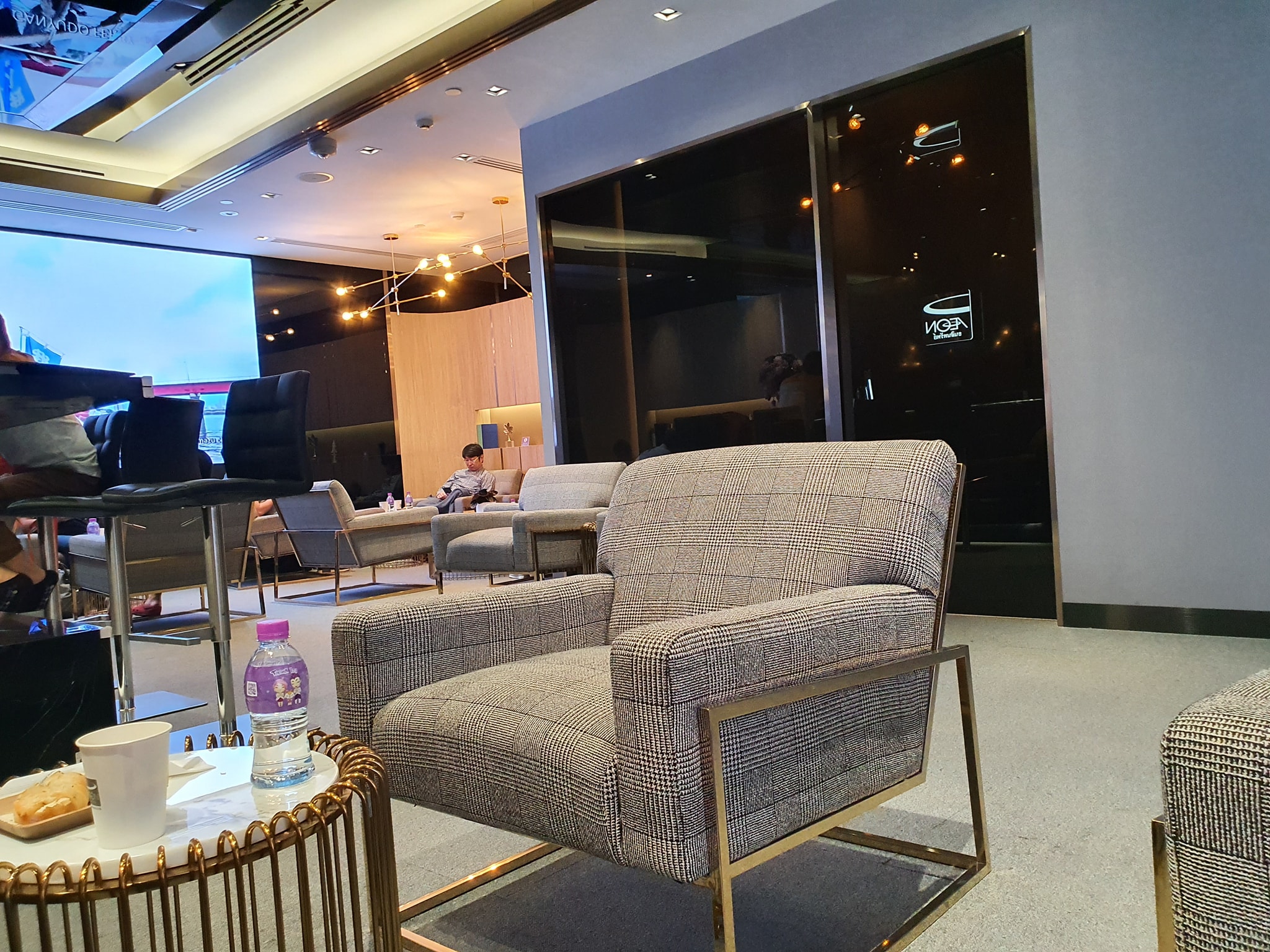 รีวิว Aeon Lounge ที่ CTW นั่งชิว กินขนมฟรี – Eat and Travel with Raccoon